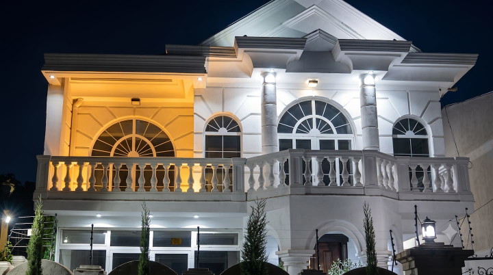 This Spacious Home Offers 5 Bedrooms And 2 Kitchen - Addis Ababa