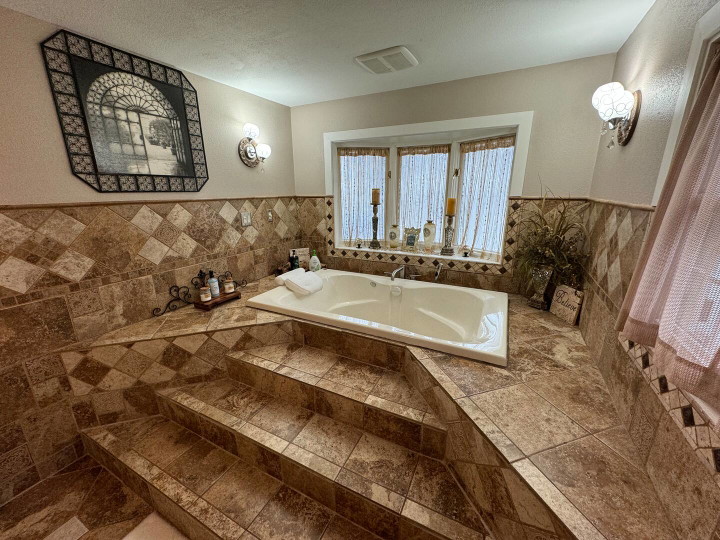 Jacuzzi Suite Bungalow - Iron Mountain, MI