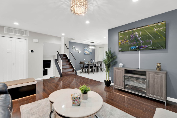 Luxe A-hills Retreat Central + Fenced Yard - Auburn Hills, MI