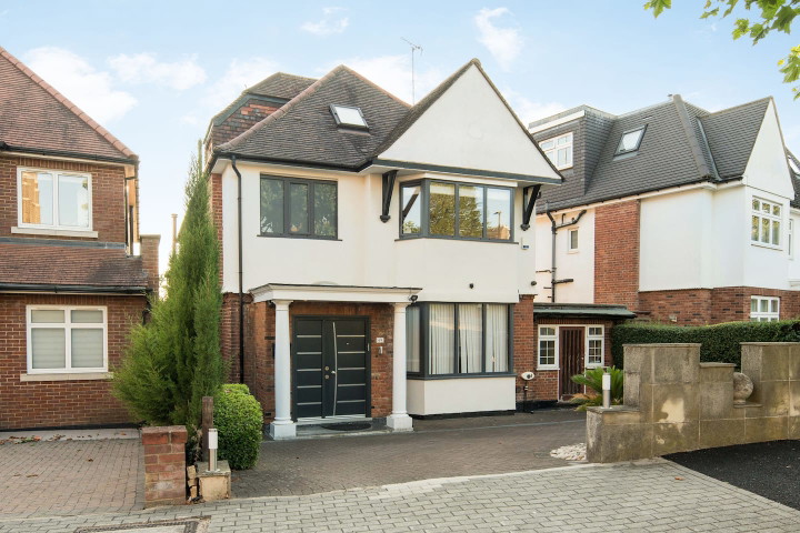 6 Bed Family Home | Heated Pool & Parking | London - London