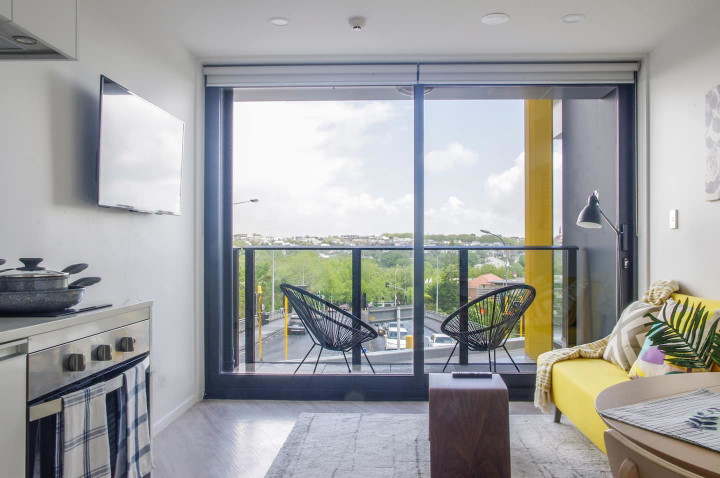 Light & Natural Inner-city Apartment - Auckland