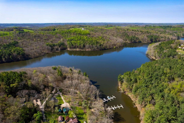 Wooded Lake Escape - Fire Pit + Deck - Atwood Lake, OH