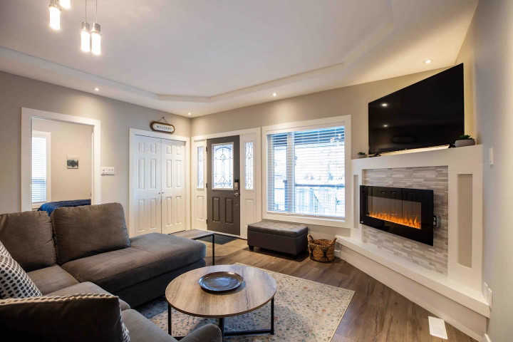 Large, Bright, Pet Friendly 4 Bedroom, 2 Bath Home - Lethbridge