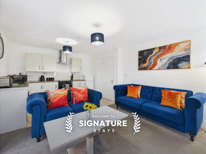 Modern Saxon Home | Pool & Gym Access | Parking -