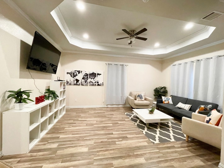 Centrally Located Modern Home Newer Built - Dallas, TX