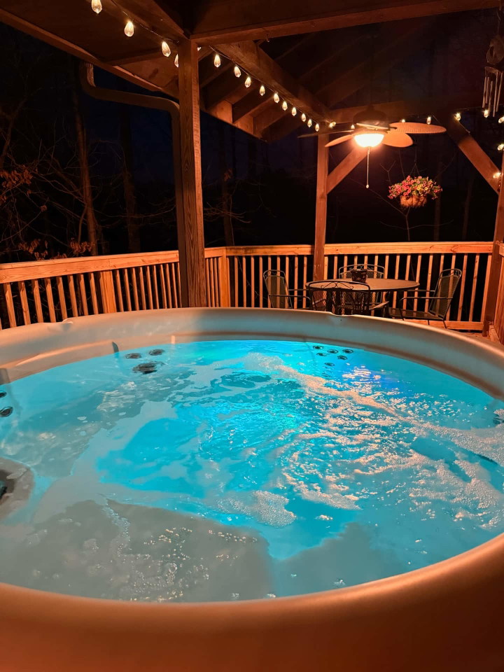 Hot Tub Cabin 2.4mi To Miguels Sleeps 6 - Slade, KY