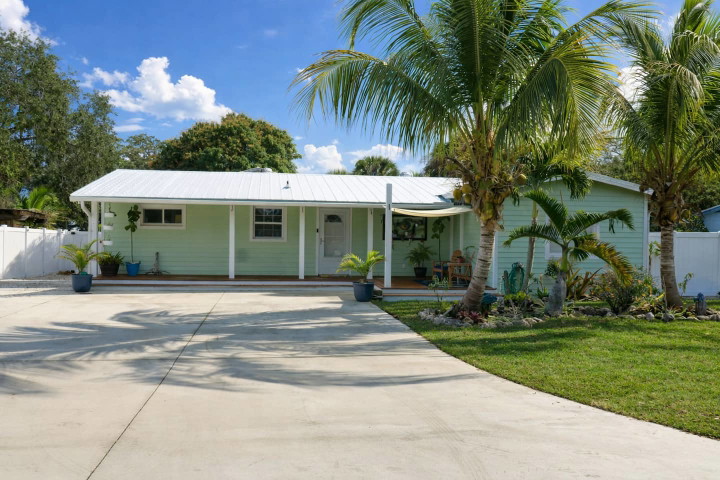 Pet Friendly Tropical Pool Retreat Walk To River - Fort Pierce, FL