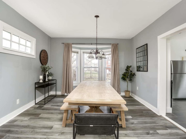Comfortable Detroit Home | Parking | Sleeps 12 - Windsor
