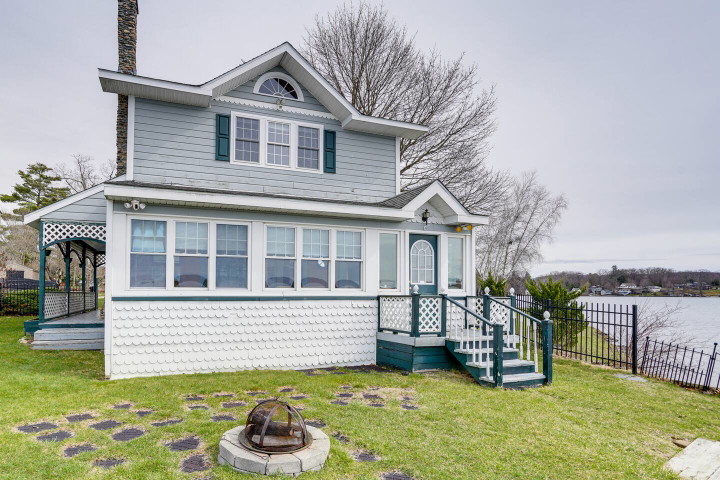 Lake Views & Dock Access - Pittsfield Cottage! - Pittsfield, MA