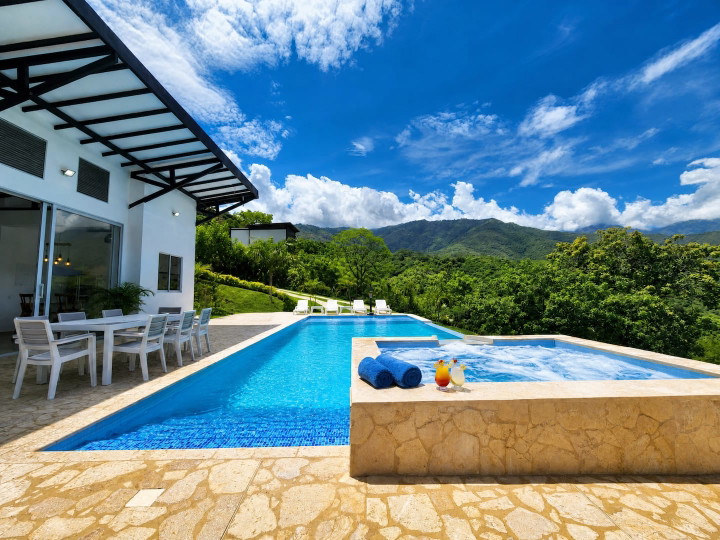 Villa: Private Infinity Pool, Mountain Views - San Jerónimo