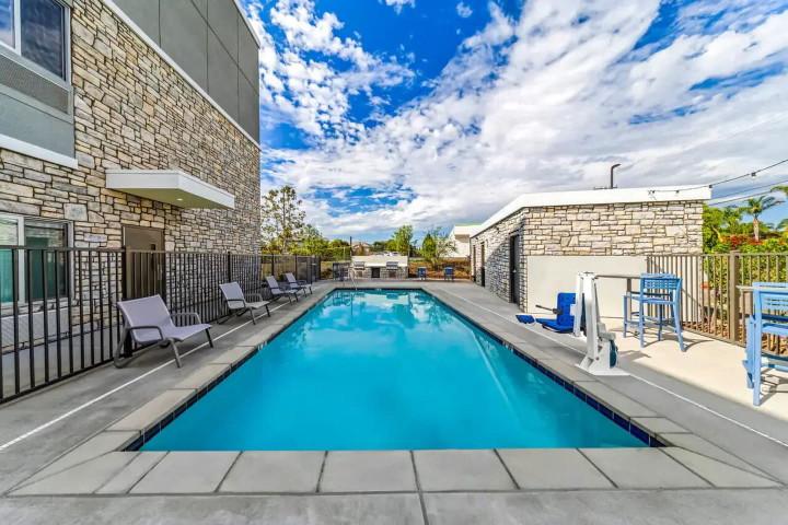 Ontario Airport Stay | Outdoor Pool + Full Kitchen - Ontario, CA