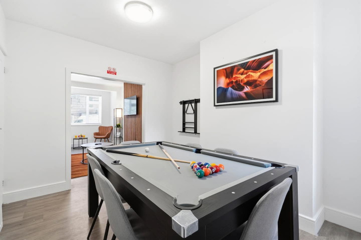 Pool Table | Spacious Home | Sleeps 8 | Parking - Rugby