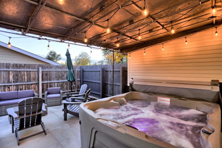 Outdoor Oasis: Unwind In The Hot Tub Under Twinkli - Lakewood
