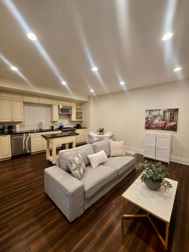 Ambleside Retreat - West Vancouver