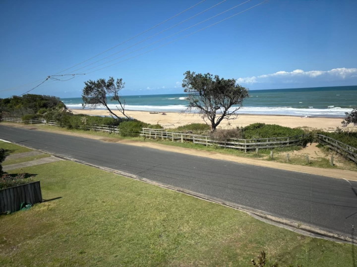 Beachfront Entire House, Views, Opp Beach, Aircon. - Old Bar