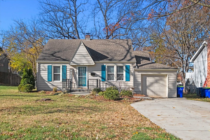 Charming Bungalow With Spacious Yard - Shawnee, KS