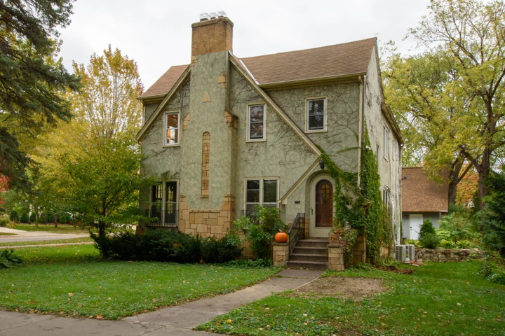 Lake Harriet Neighborhood "Tree-top" Apartment - Minneapolis, MN