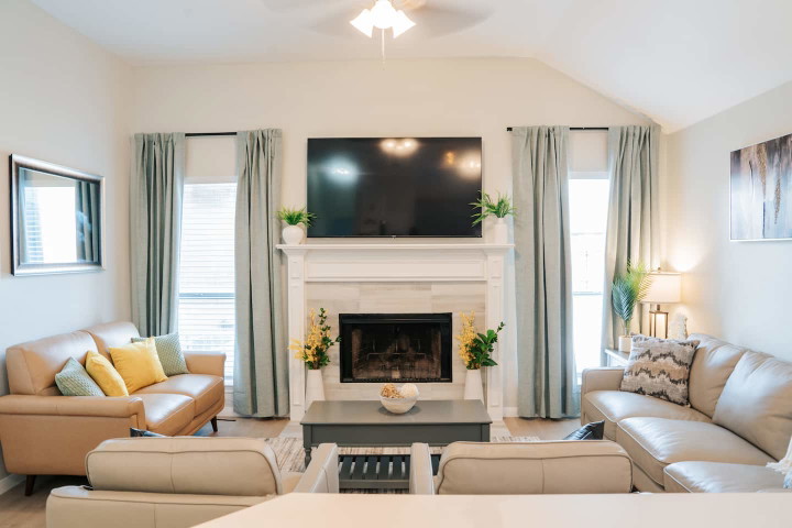 Large 3-bd Home Garage Access | Sleeps 8 Guests - Lancaster, TX