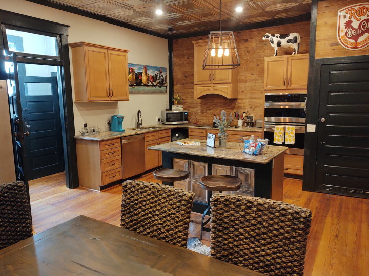 Entertainment District Loft + Studio - Oneonta, AL