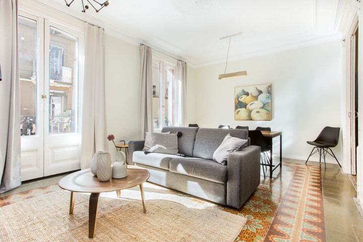 Bright 4 Bedroom Apartment W/ Balcony, Las Ramblas - Barcelona
