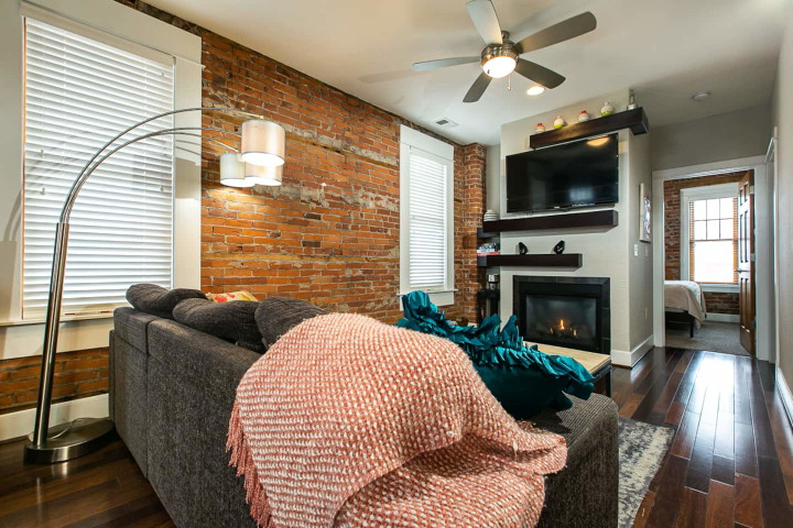 Drake House: City View With Private Hot Tub - Dubuque, IA