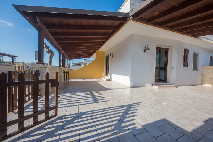 House With Porch A Few Meters From The Sea - Torre San Giovanni