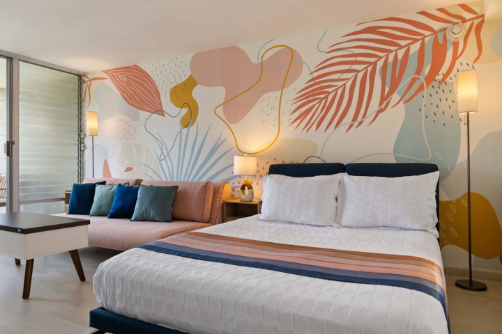 Waikiki Pink Paradise Studio | Lanai & Pool - Honolulu, HI