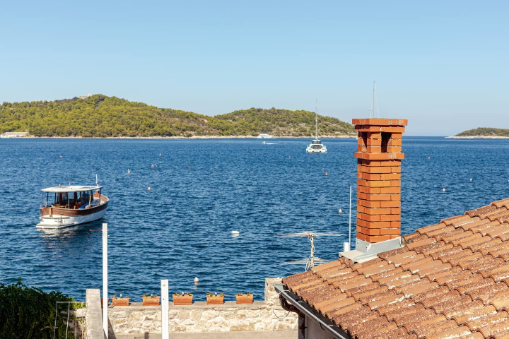 Stone House By The Sea - Vis