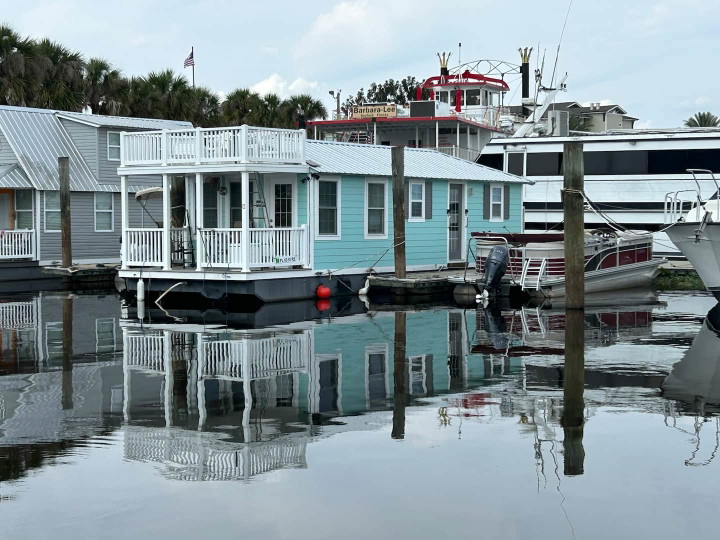 Downtown Floating Bungalow Historic Sanford Lake Monroe Marina - Lake Mary, FL