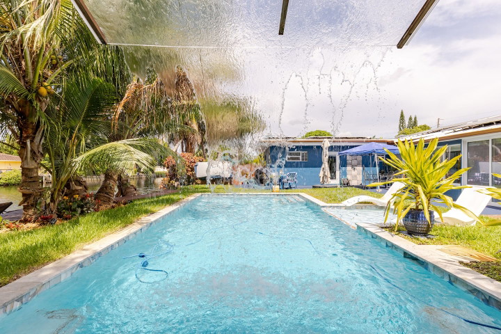 Stunning Pool House On Canal W/ Pool & Pvt Beach - Fort Lauderdale, FL