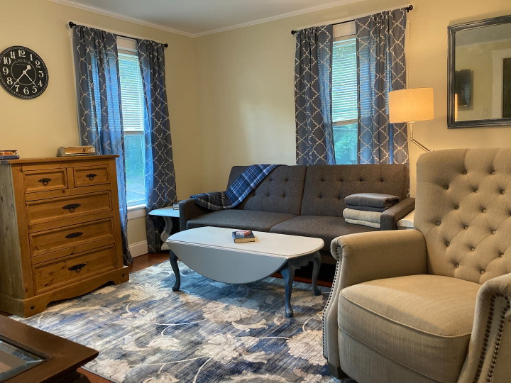 Wine & Wifi️at Riverwalk! Full Kitchen - Parking! - Dover, NH