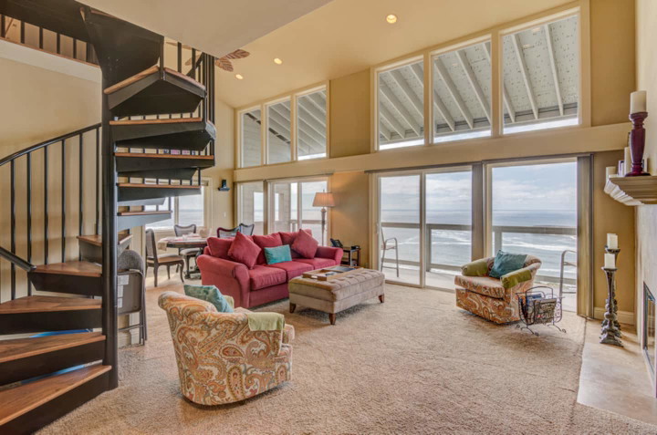 Spacious Two-level Ocean-view Villa With Loft - Depoe Bay, OR