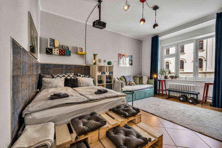 Urban Cinema Apartment | Walk To Centre + Metro - Prague
