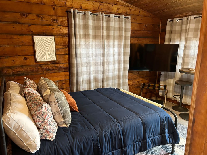 Charming Cabin Near Airport - Lubbock, TX