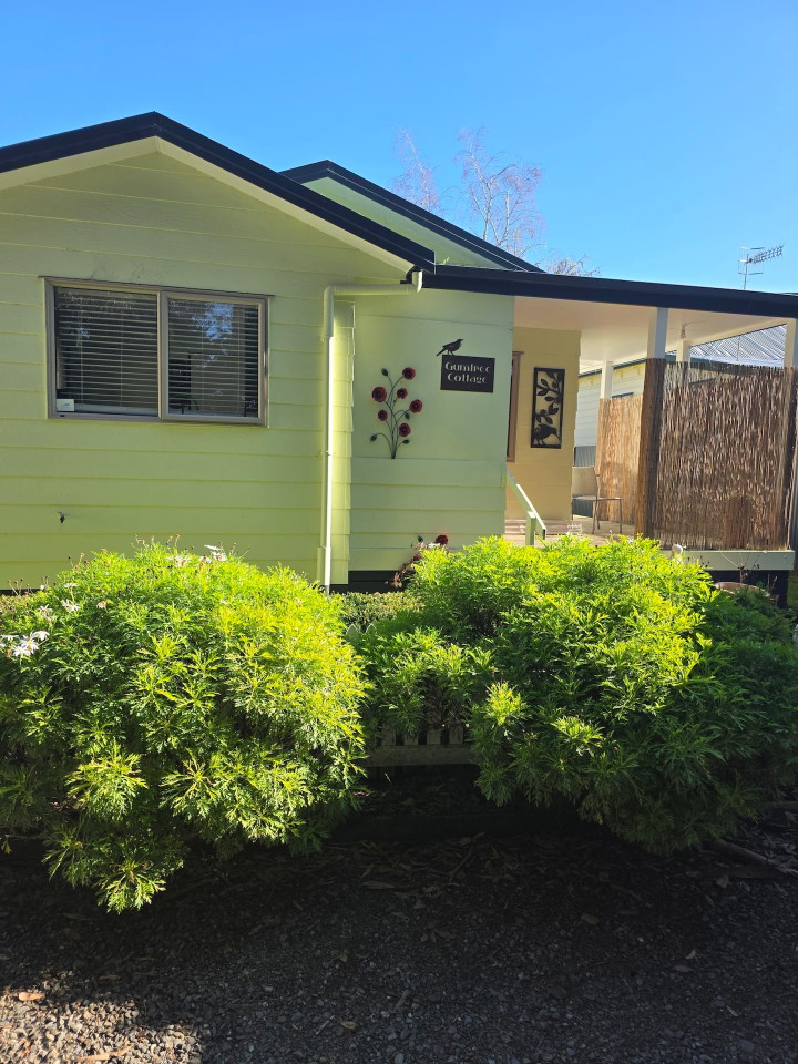 Cottage Next To Park. - Marton