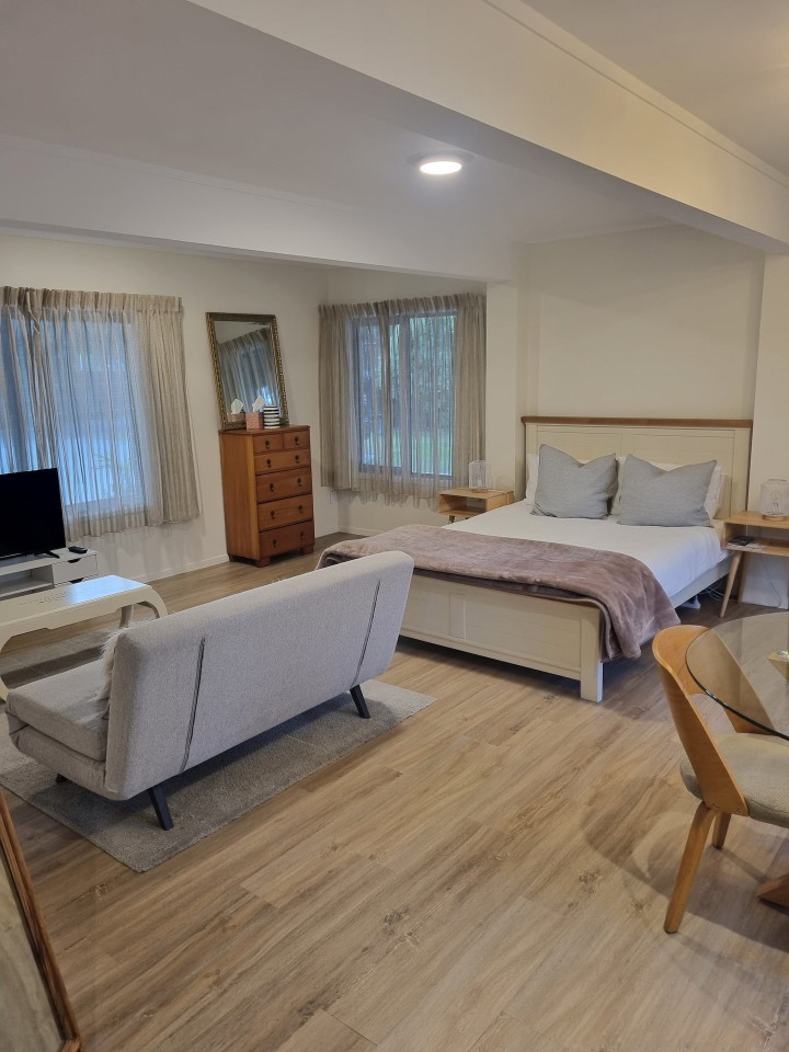 Large Bedsit Flat With Kitchen And Bathroom - Papamoa
