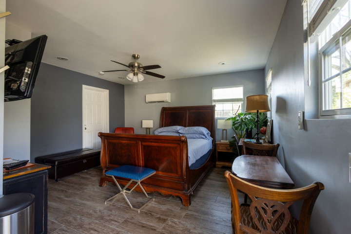 One Room Studio, Queen Bed And Pull Out Single. - Virginia Beach