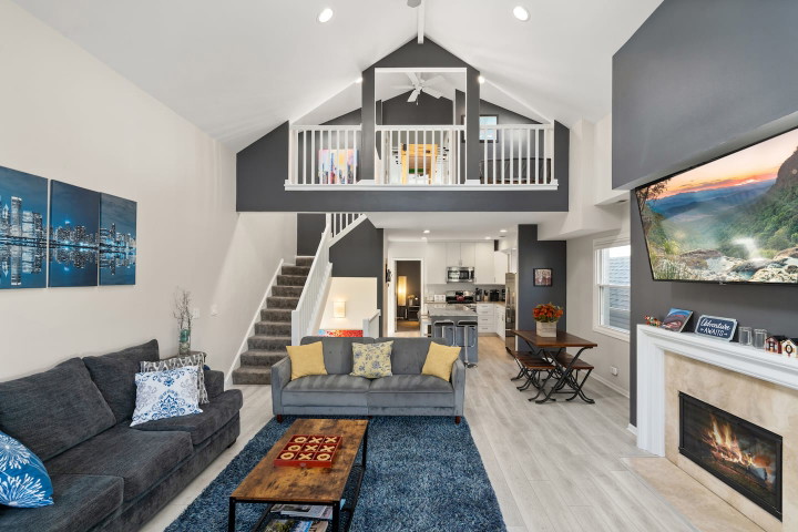 Soaring Dramatic Wrigley Loft W/ Private Rooftop - Chicago, IL
