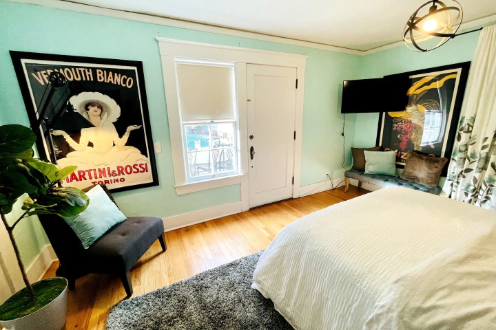 Private Entrance Pool Hideaway In Historic Home - Fresno, CA
