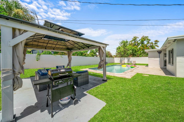 Beautiful Home With Pool! 5 Mins From Ftl Airport - Fort Lauderdale, FL