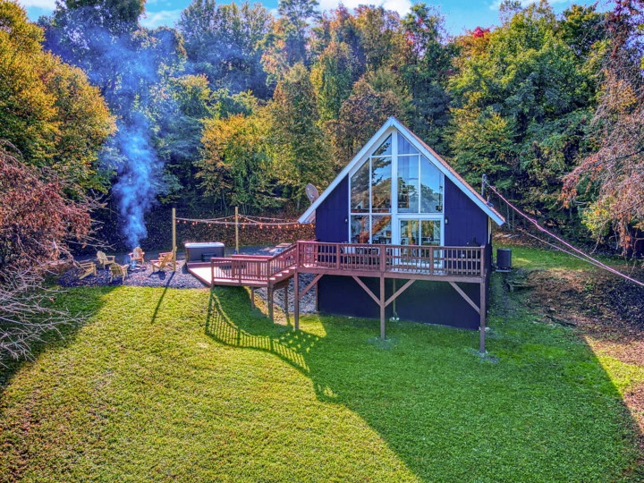 Whispering Hillside -Coffee Bar, Hot Tub Fire Pit - Stanley, VA