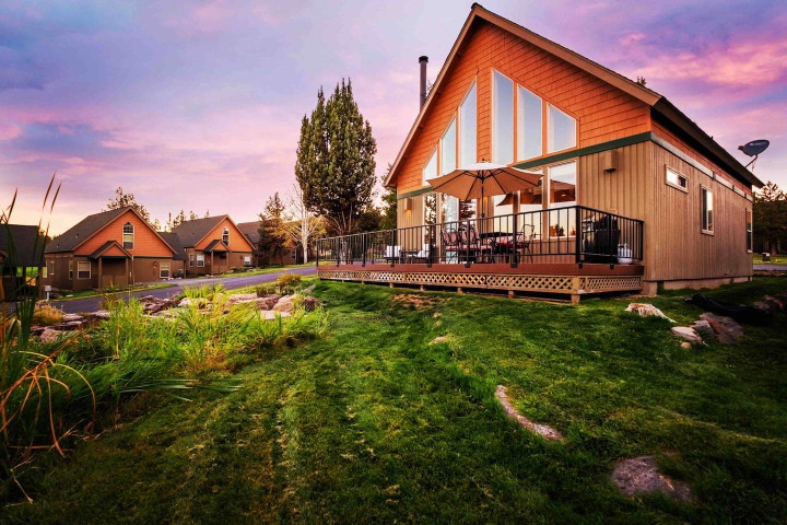 Cozy Knotty Pine Chalet With Creekside Deck, Bbq, And Access To Pools, Hot Tubs, Gym, Golf, Hiking. - Oregon