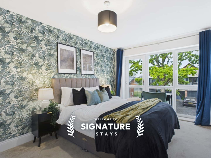 Worcester Retreat | Modern | Parking | Pool & Spa -