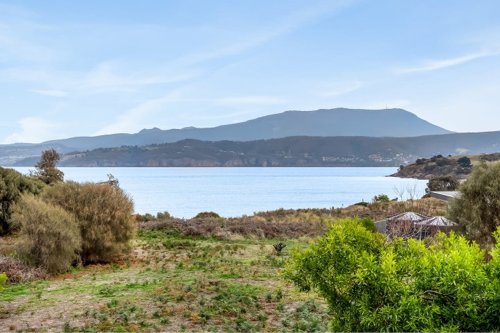 Beachfront, Luxury, Family Home In Opossum Bay - Hobart
