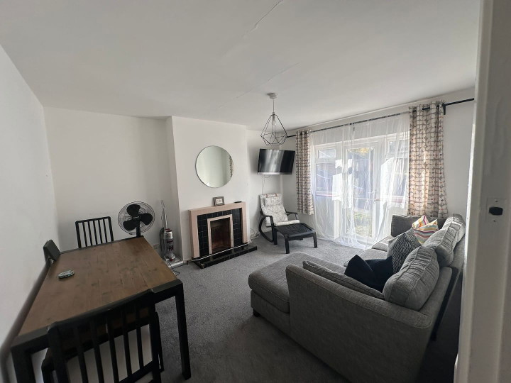 Entire 2 Bed Apartment - Up To 4 Guests - Bracknell