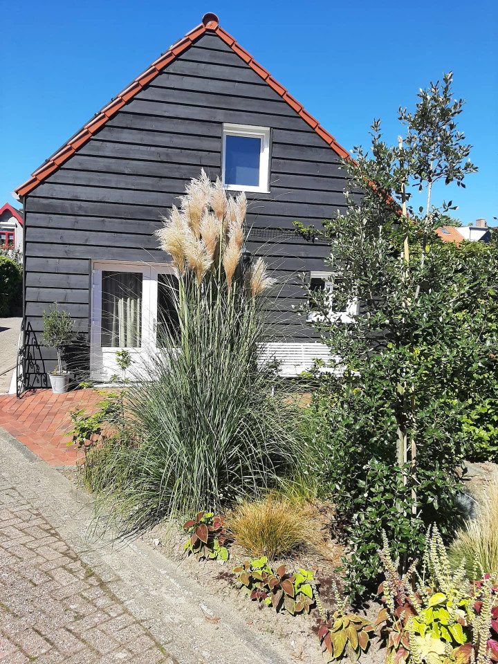 Voormalig Koetshuis Midden In Dorp Kapelle - Goes