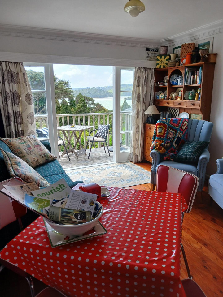 The Lovely Little 50's Raglan Bach With Sea Views - Raglan