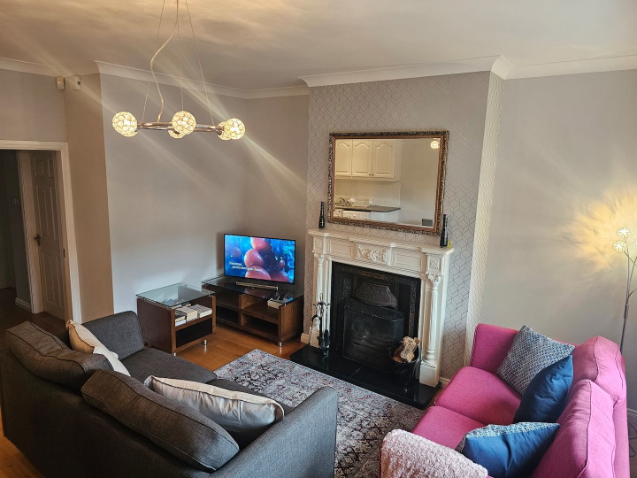 Fabulous Location 2 Bedroom Apt. Free Parking - Galway