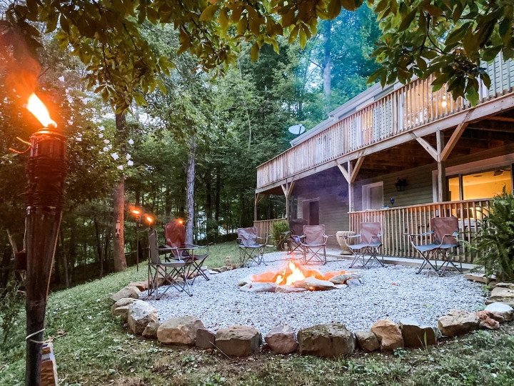 The Omega Retreat: Charm Meets Forest Tranquility On The Cumberland River - Kentucky