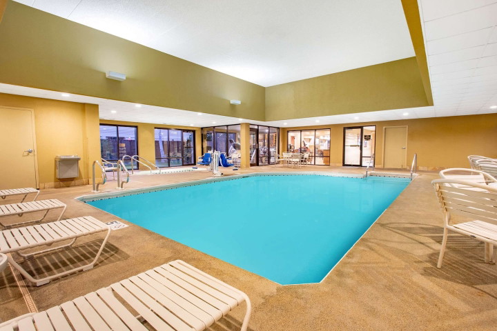 King | Americinn Madison | Indoor Pool - Madison, WI
